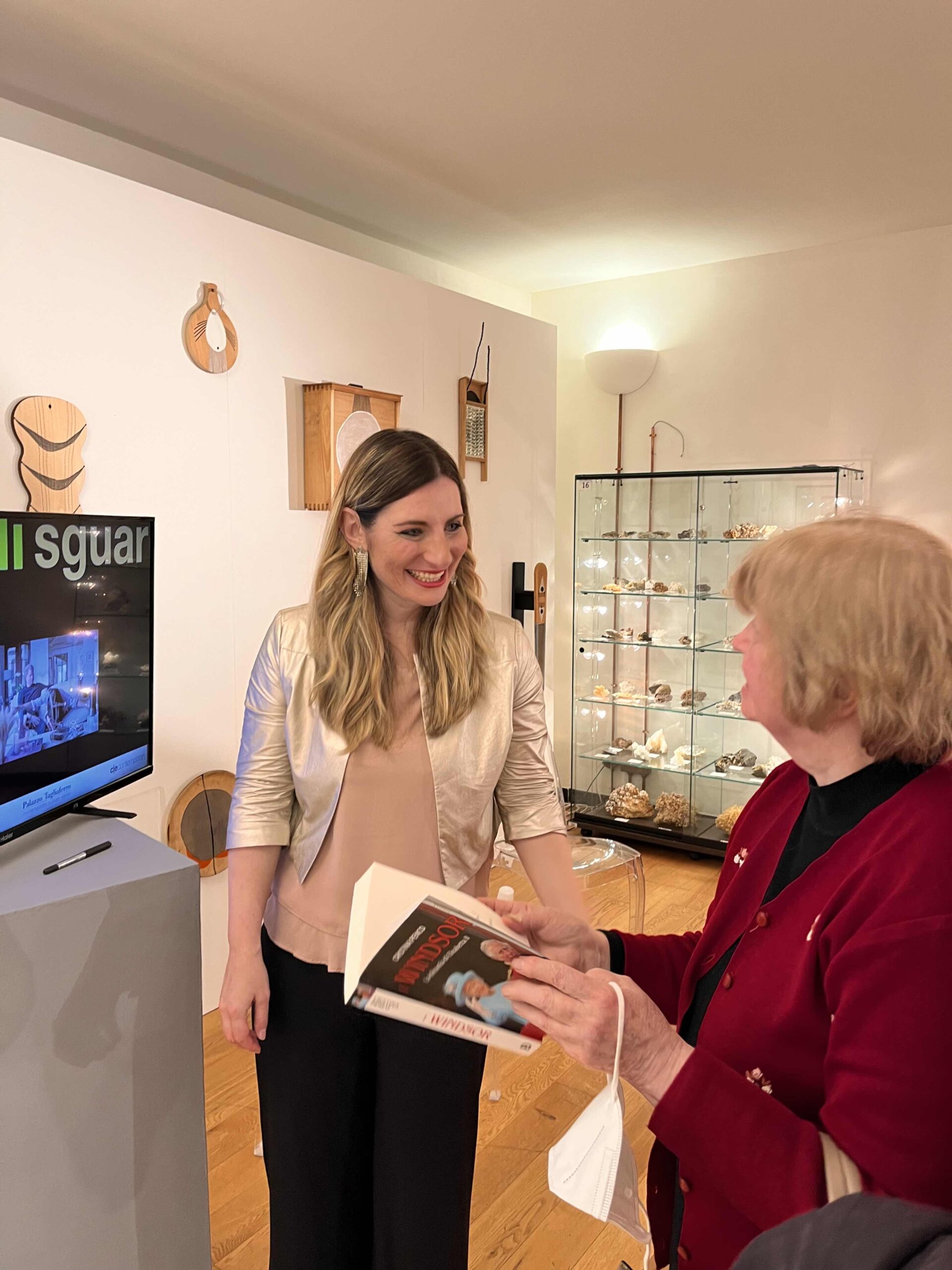 SGUARDI LATERALI I WINDSOR DI CRISTINA PENCO Museo Dabroi SGUARDI LATERALI I WINDSOR DI CRISTINA PENCO Museo Dabroi